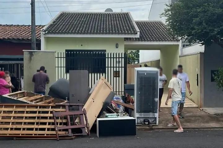 Homem que teve casa invadida por família desabrigada em Maringá retira ...